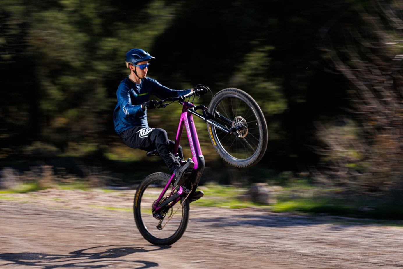 אופניים חשמלים קלים במבחן-Santa Cruz Heckler SL - bike.co.il